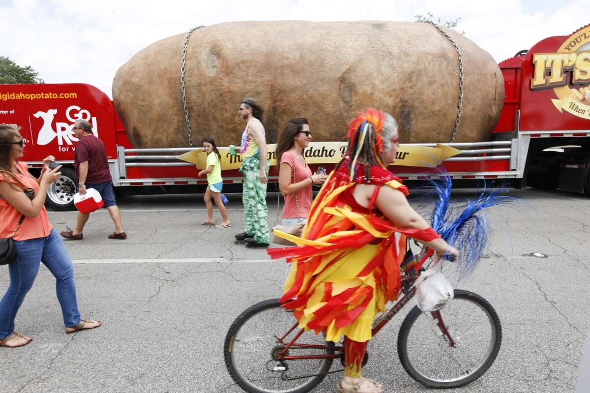 Hundreds of thousands turn out for record-setting Art Car Parade