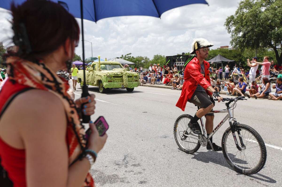 Hundreds of thousands turn out for record-setting Art Car Parade
