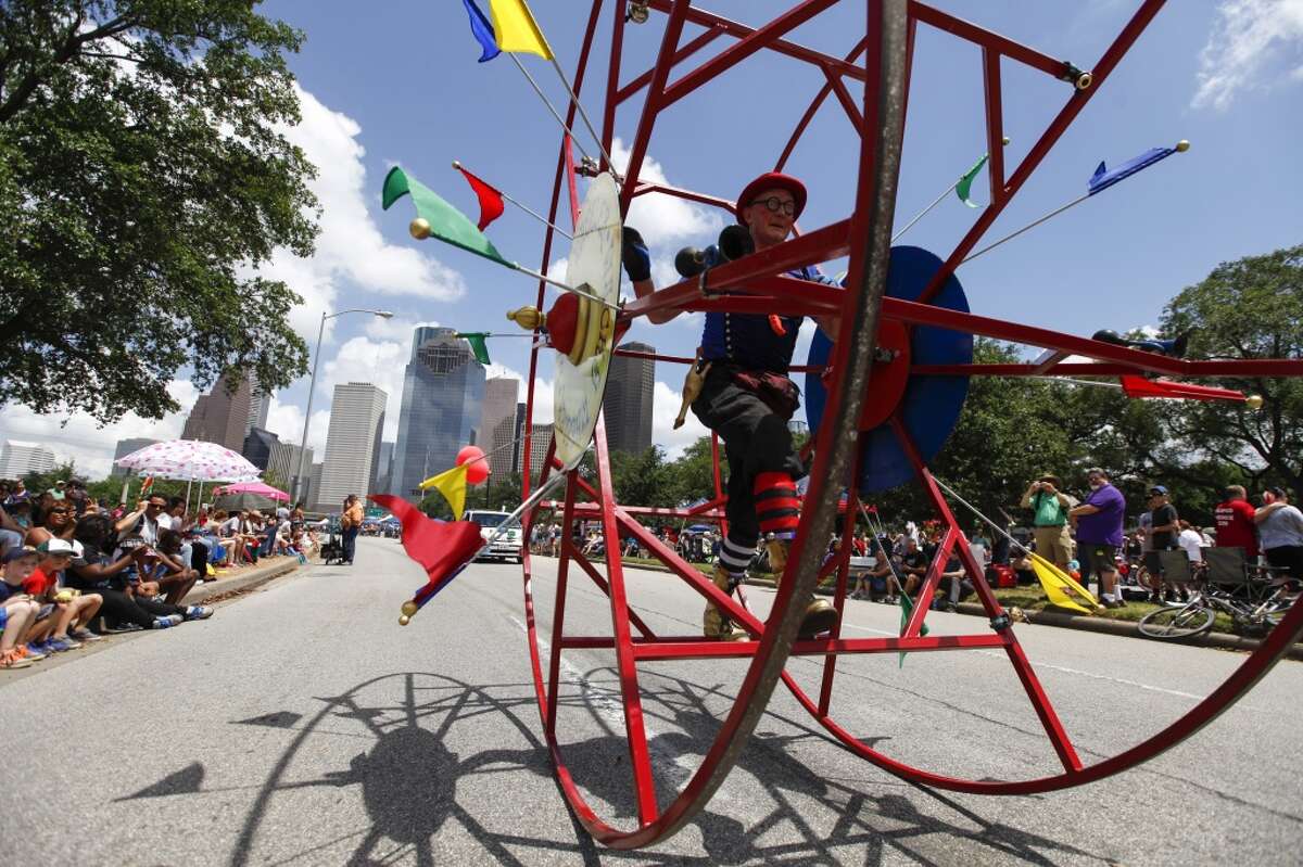 Hundreds of thousands turn out for record-setting Art Car Parade