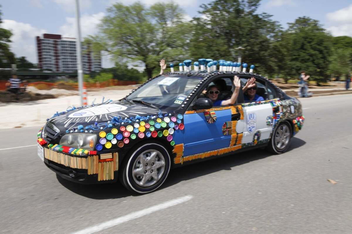 Hundreds of thousands turn out for record-setting Art Car Parade