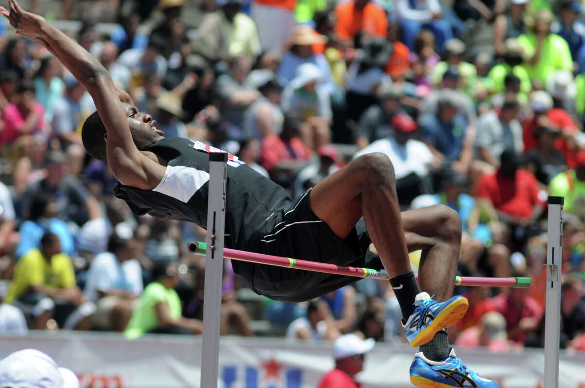 Legally blind pole vaulter soars as role model at state meet