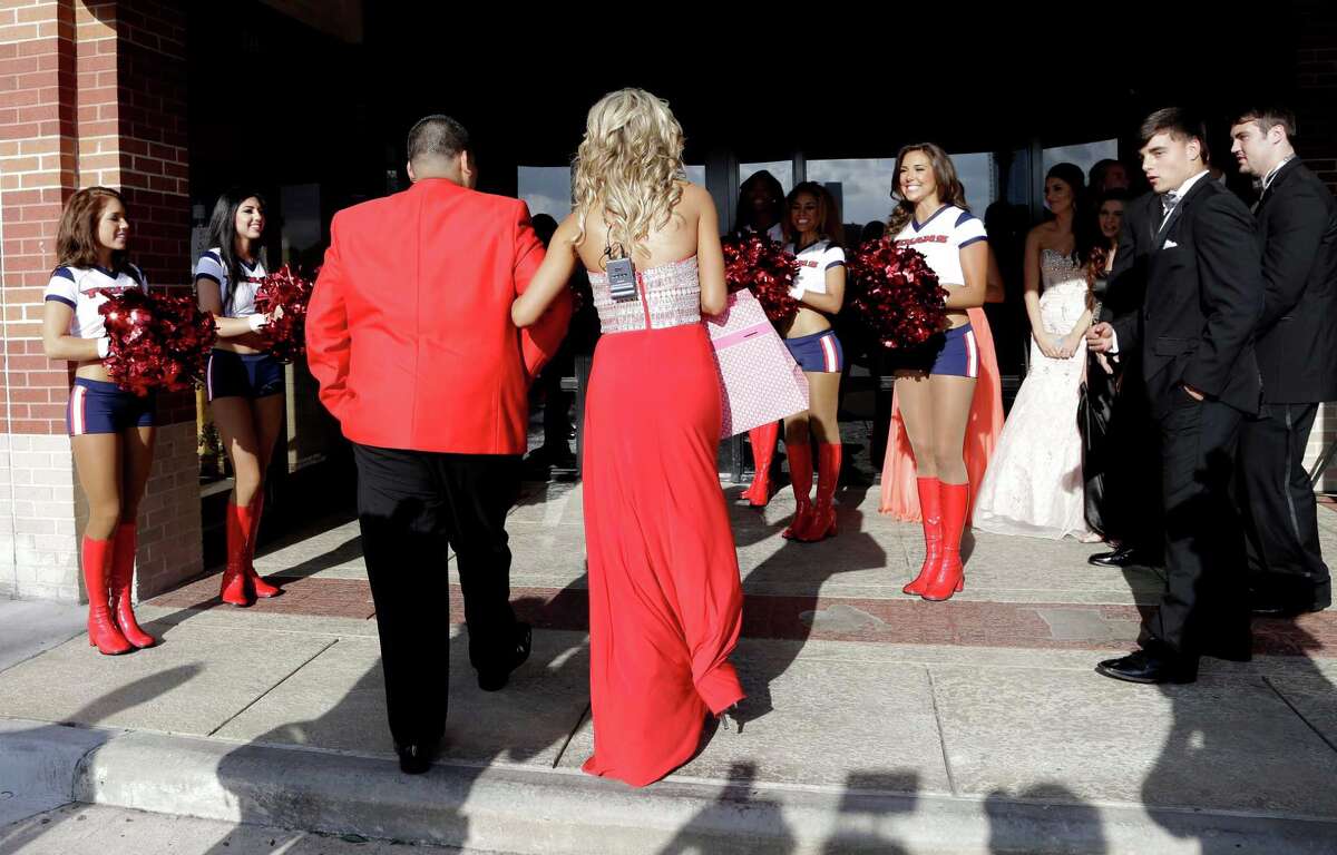 Twitter proposal brings Texans cheerleader to prom