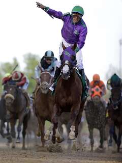 California Chrome carries fans' Triple Crown hopes