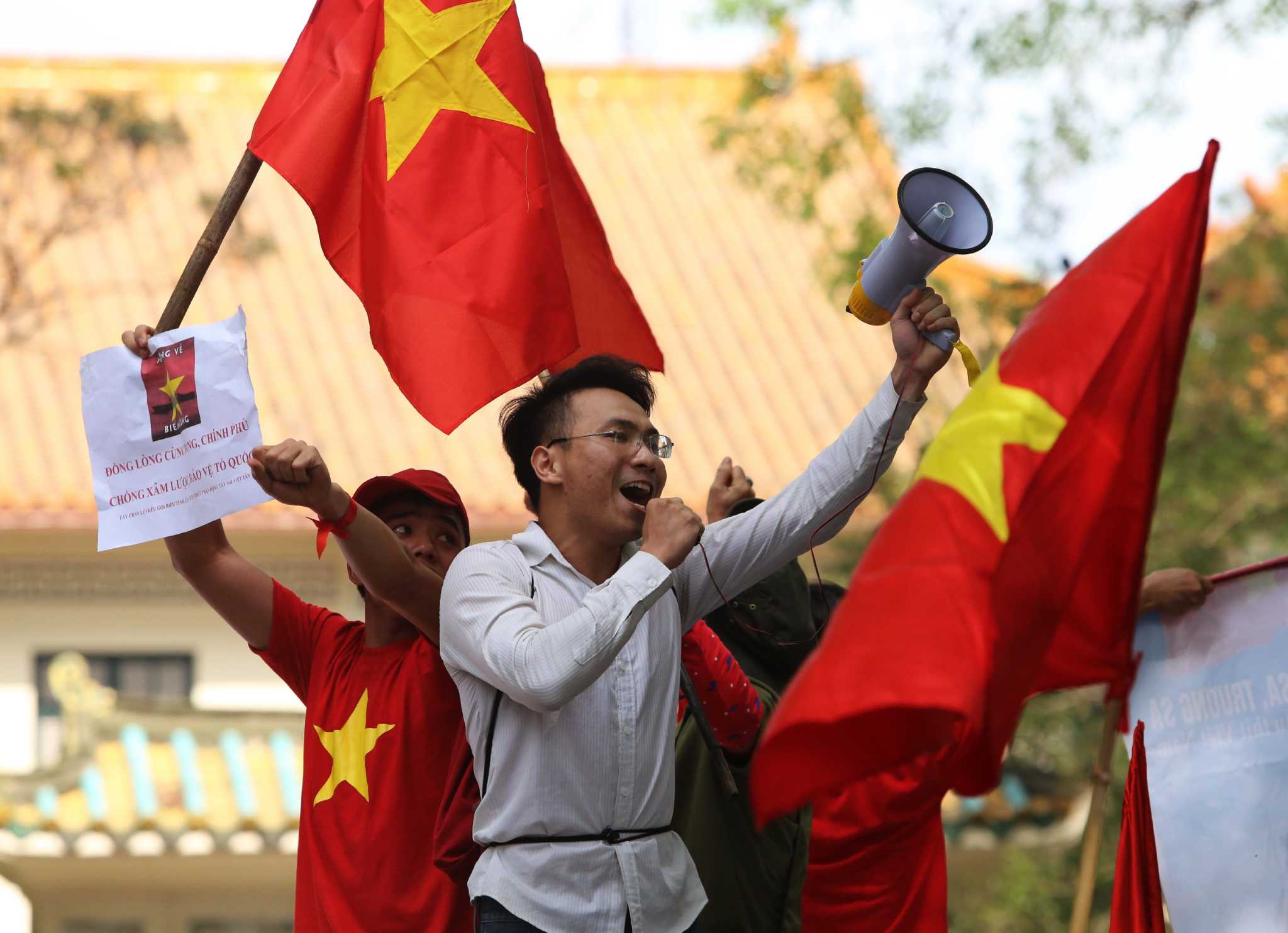Factories set afire as Vietnamese riot over Chinese oil rig move