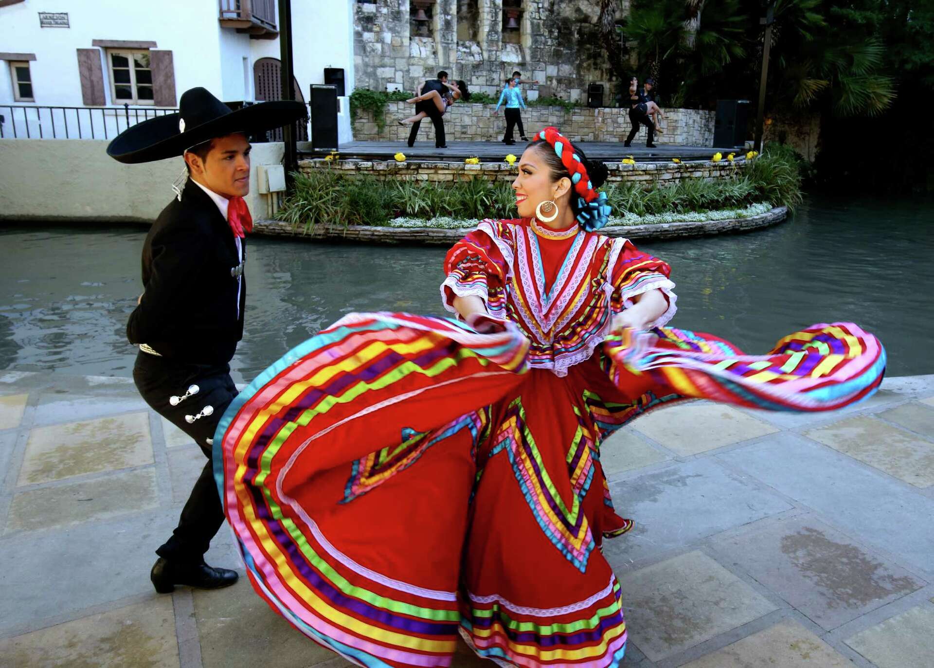 Music and dancing at Fiesta Noche del Rio