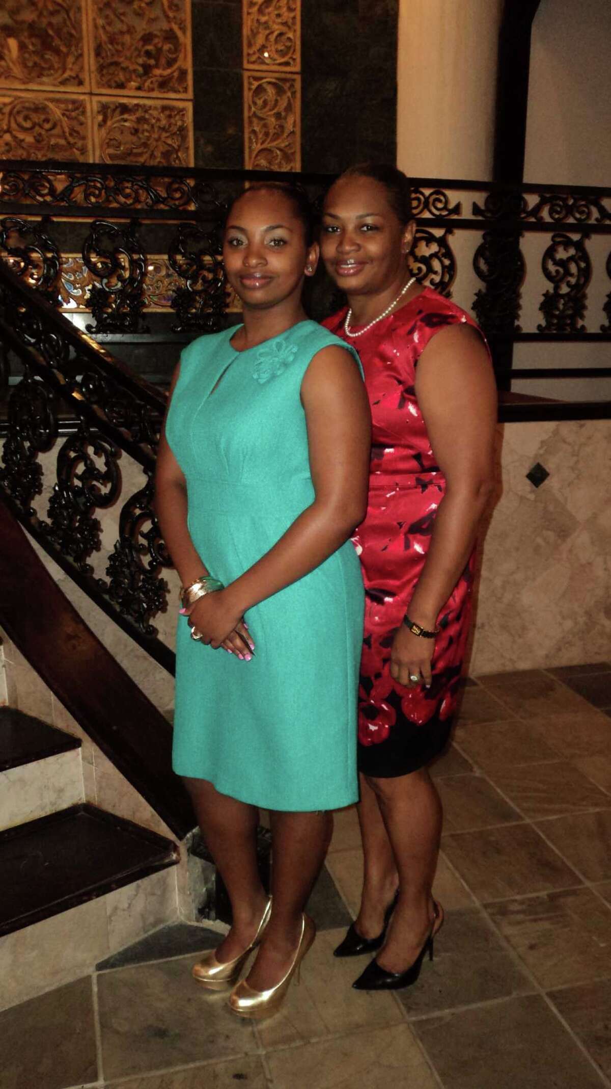 Mother-daughter lookalike contest