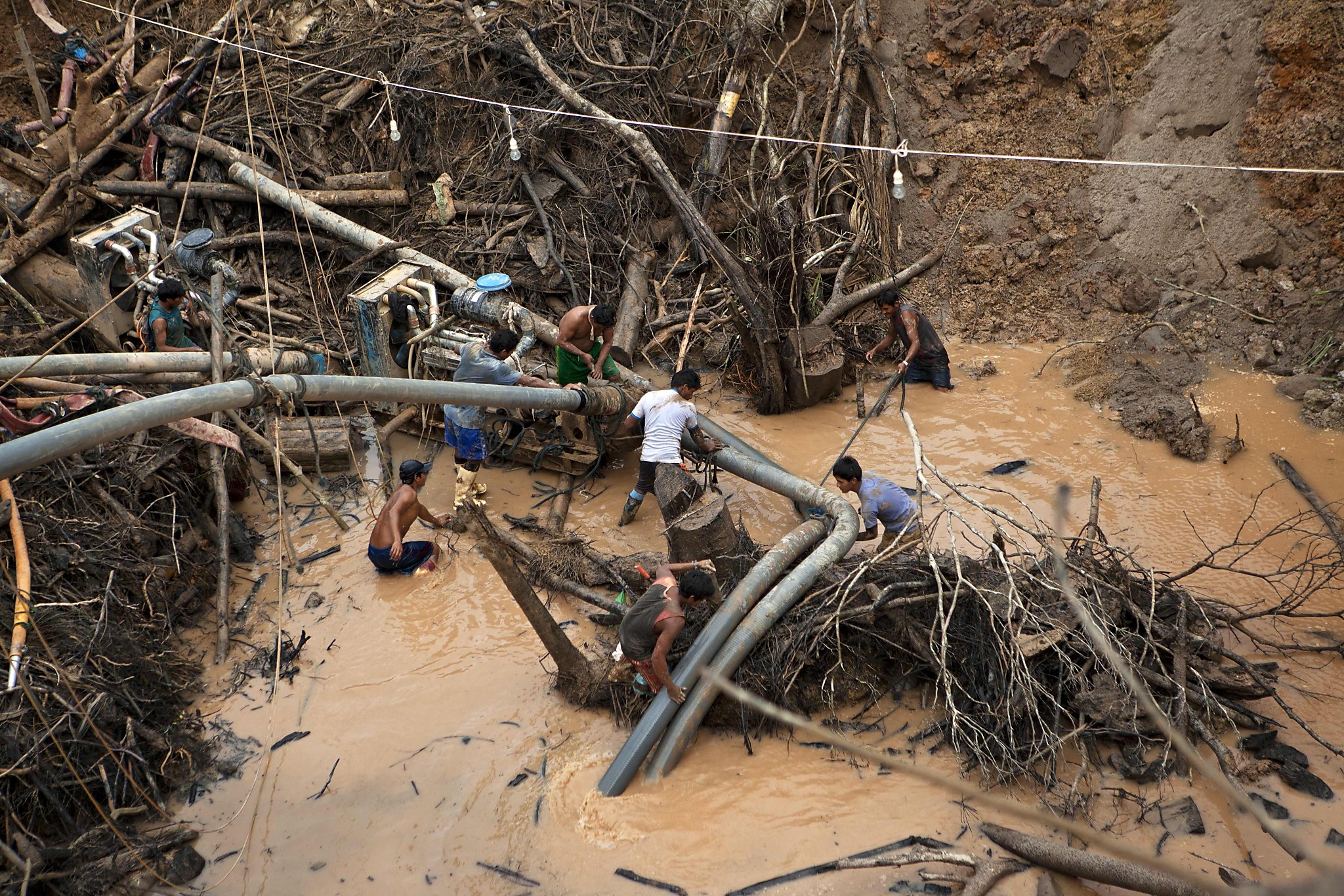 Peruvian miners' hard life tinged with fear