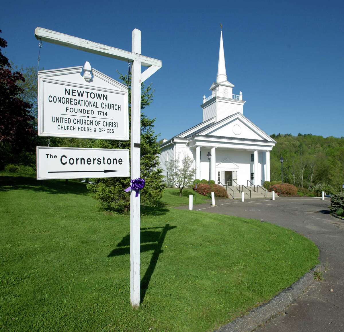 Newtown church celebrates 300th anniversary