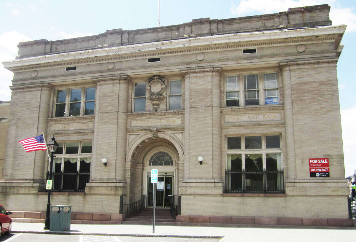 Bank buildings offer options to retailers, restaurateurs