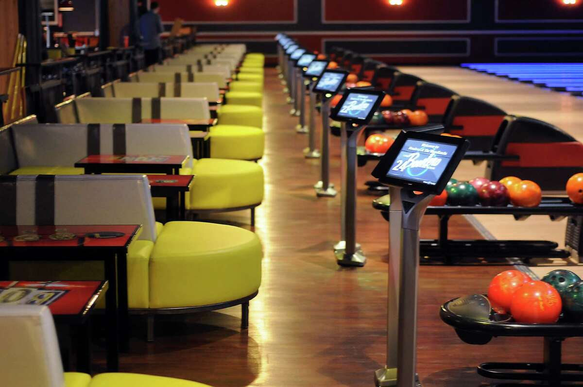 Arian Foster and 5-pound burger star at Woodlands bowling alley opening