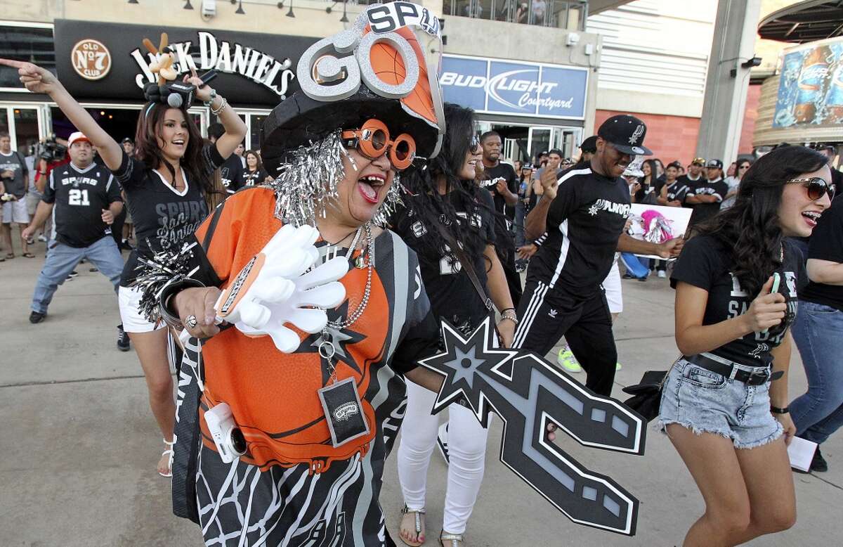 20 reasons why The Spurs Lady is the best kind of woman and fan