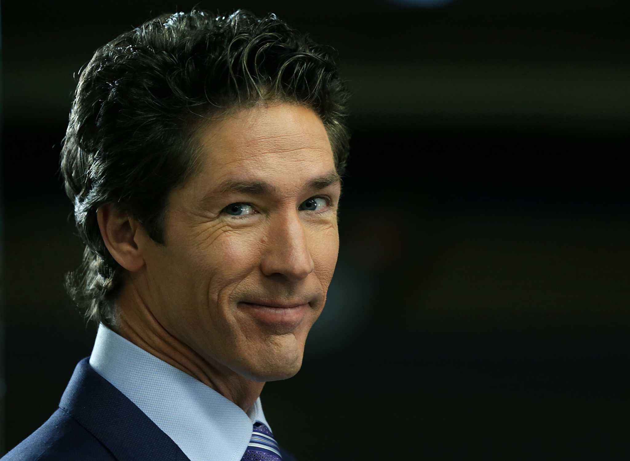 Thousand turn out to hear Osteen's message of hope