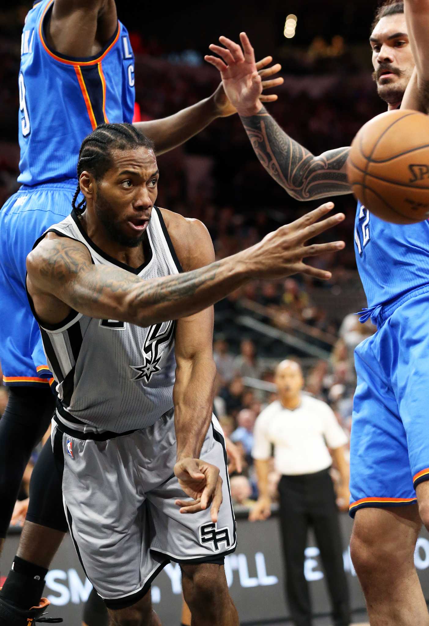 Leonard, Aldridge too much for Thunder as Spurs clinch division title