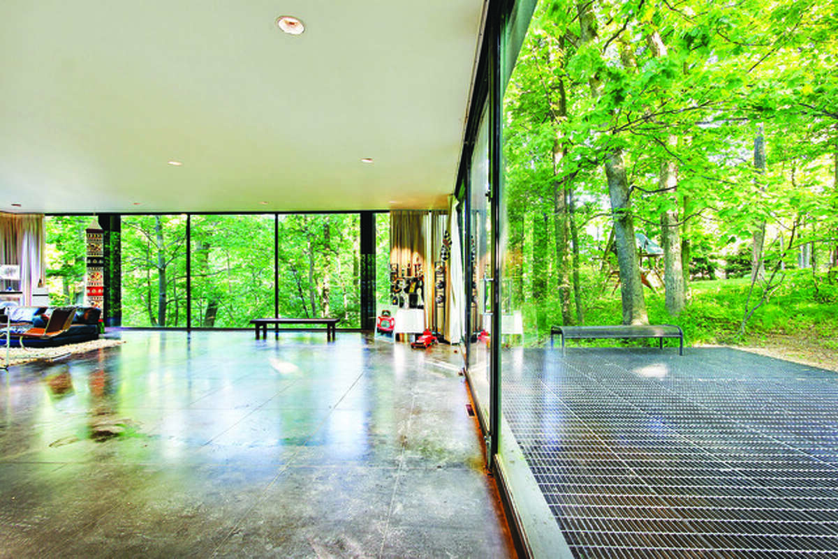 'Ferris Bueller' glass house sells for $1.06M