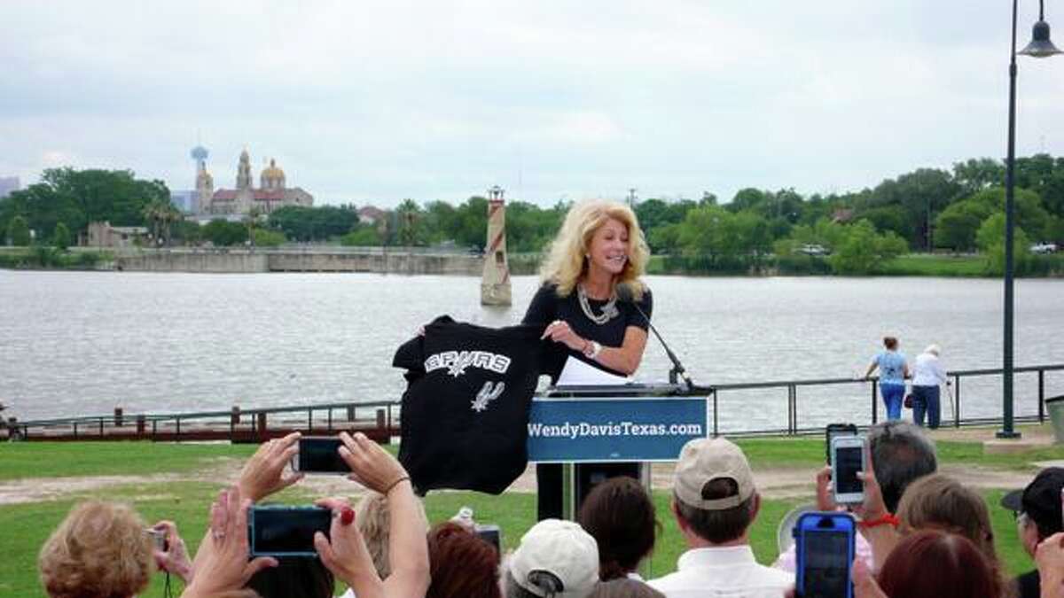 Davis stumps in S.A. with cheer for Spurs