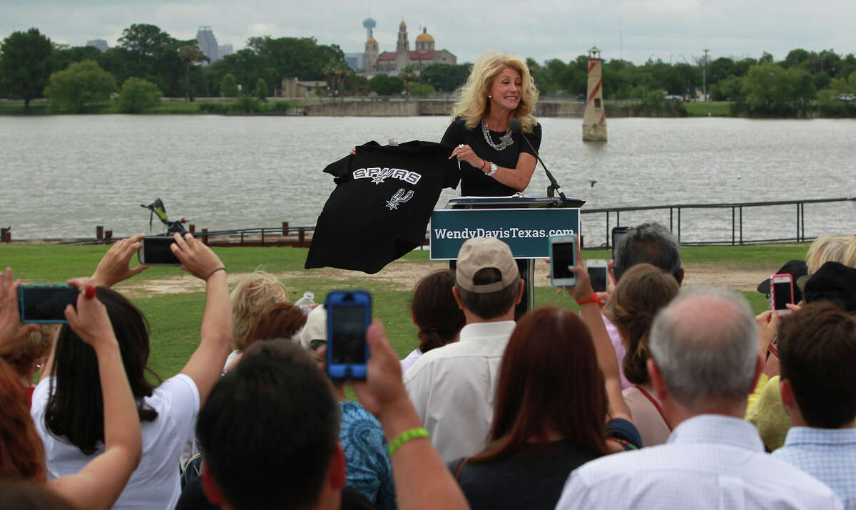 Davis stumps in S.A. with cheer for Spurs