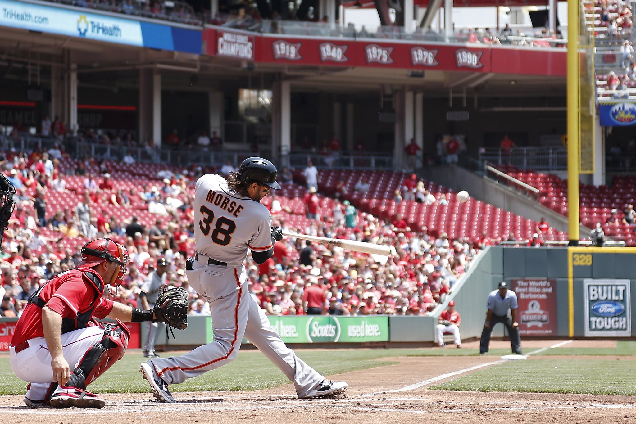 Giants win series from Reds, head home atop baseball world