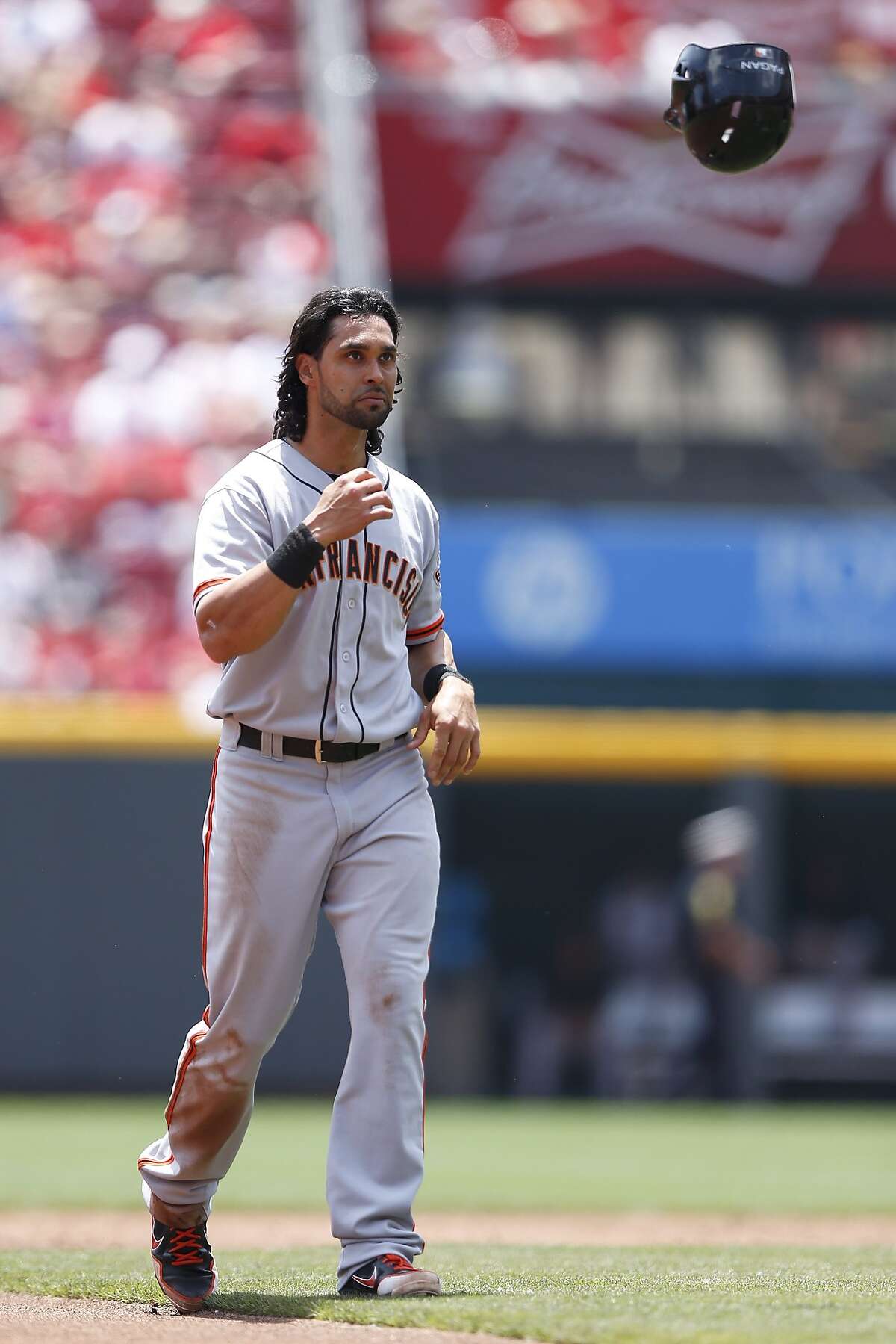 Giants win series from Reds, head home atop baseball world