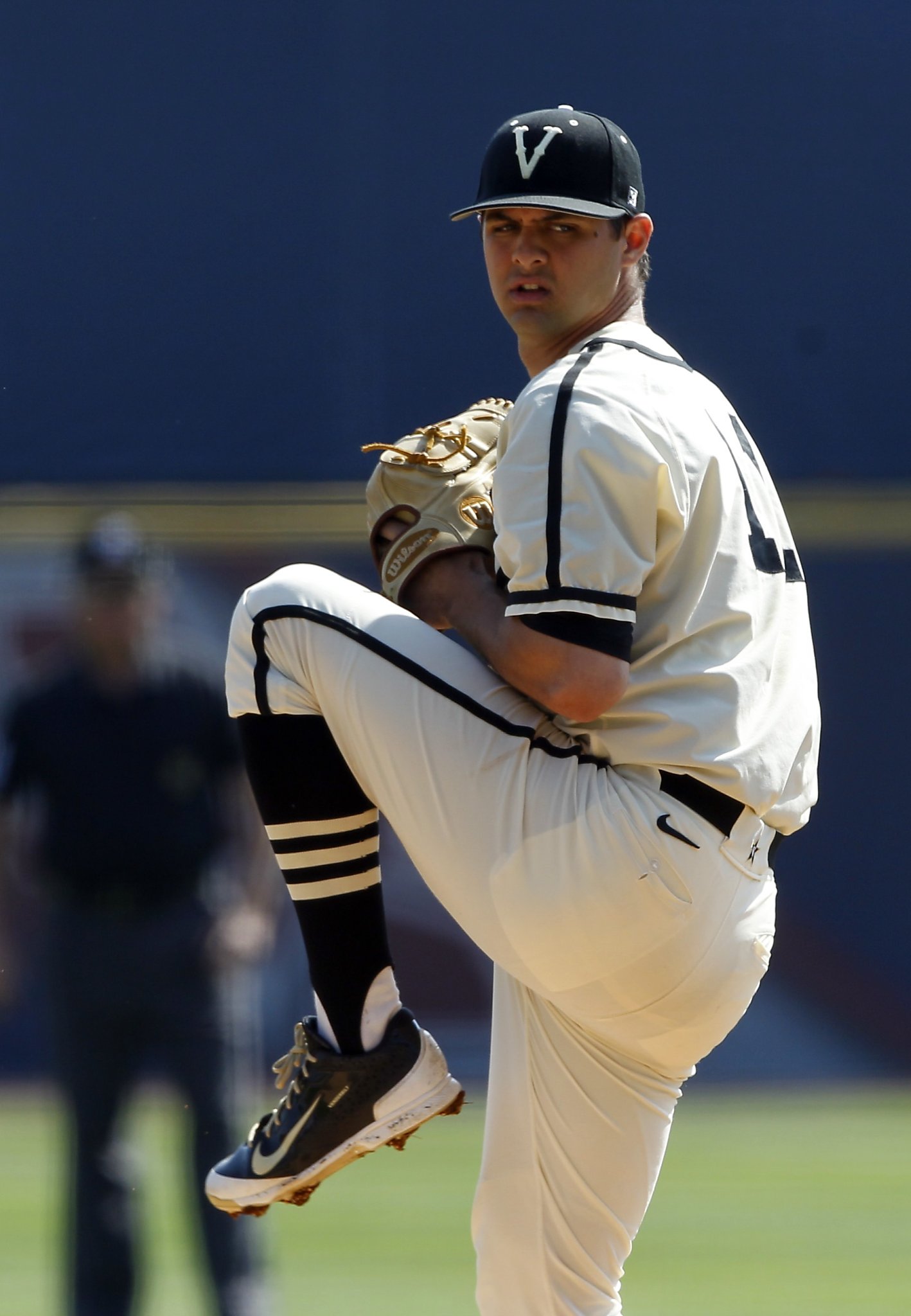 Giants take pitcher, A's pick third baseman in 1st round of draft