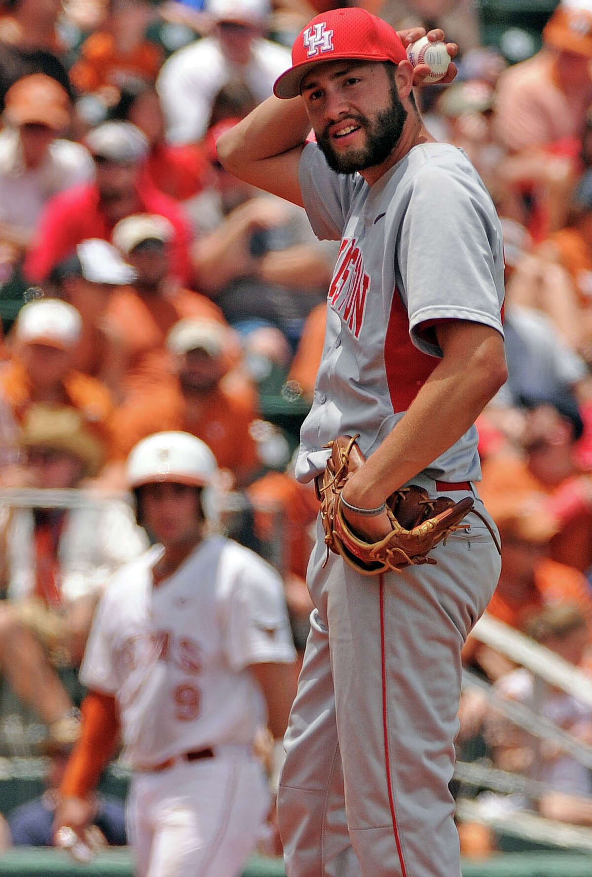 Texas takes Game 1 over Houston at Austin Super Regional