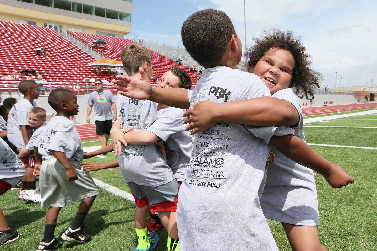 Hall of Famer Eric Dickerson hosts football camp for youngsters