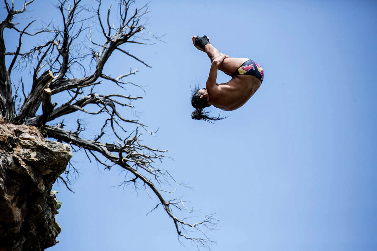 San Antonian claims cliff-diving crown