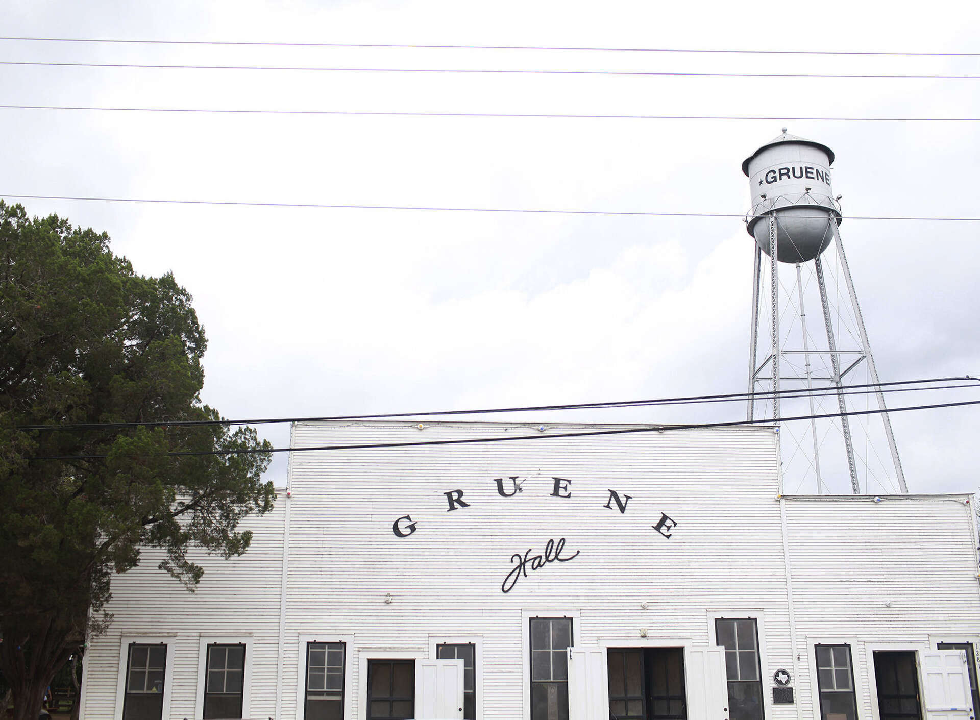 Willie Nelson to play at historic Gruene Hall in November