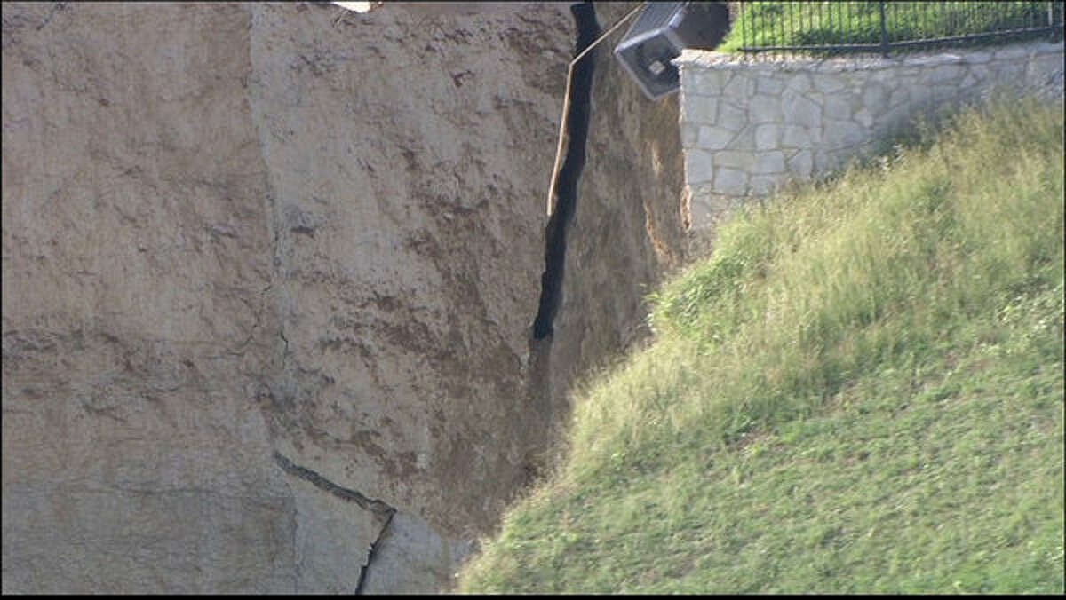 Mansion dangles over cliff on Texas' Lake Whitney
