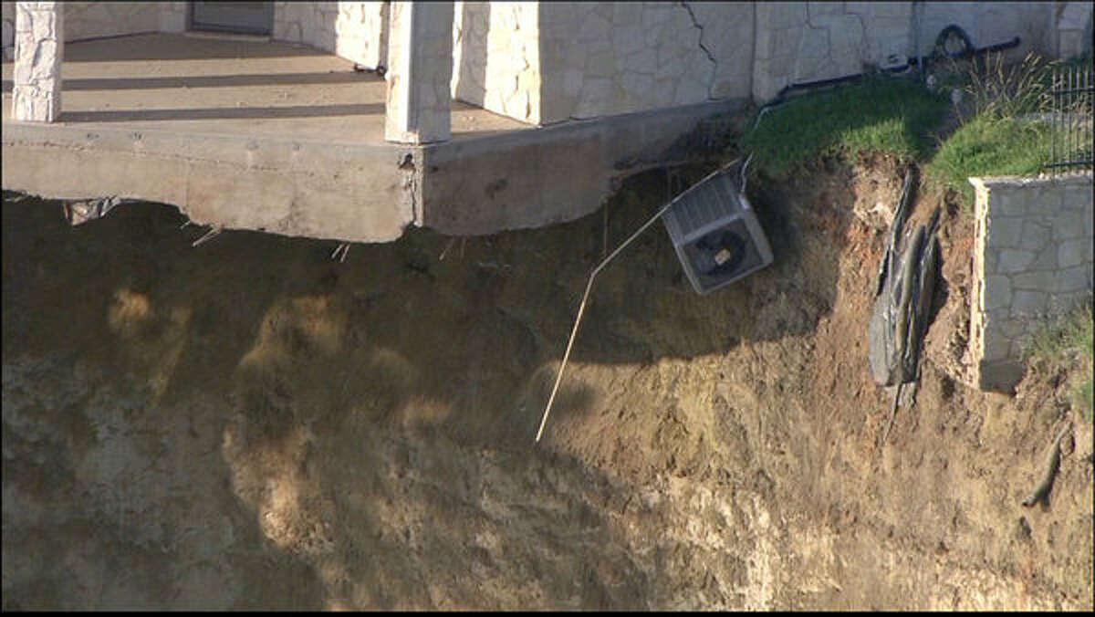 Mansion dangles over cliff on Texas' Lake Whitney