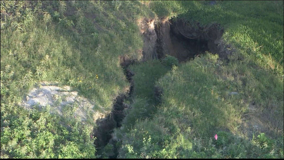 Mansion dangles over cliff on Texas' Lake Whitney