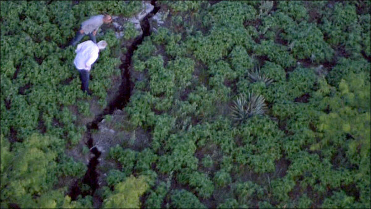 Mansion dangles over cliff on Texas' Lake Whitney