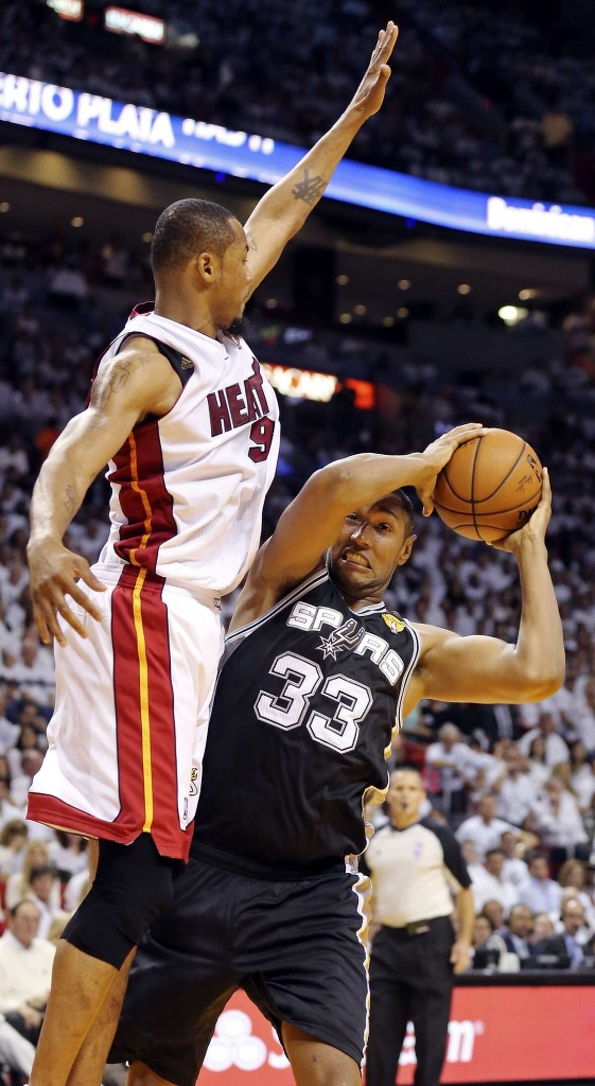 Boris Diaw signs with Spurs