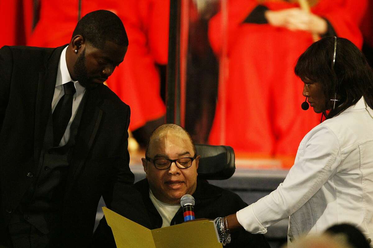 Crowds memorialize Maya Angelou at Glide Memorial