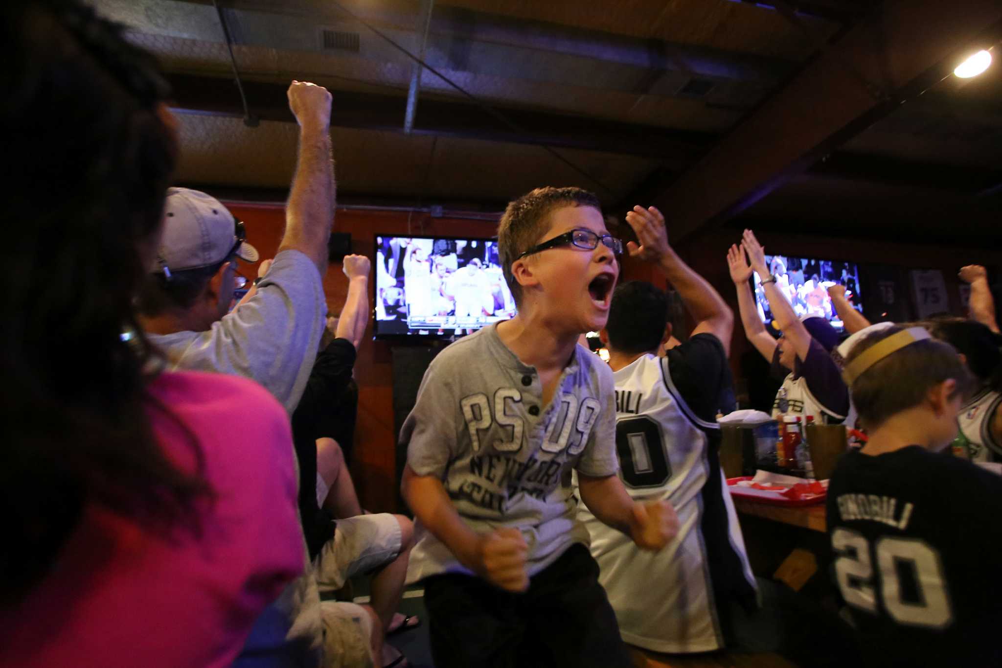 Spurs fans watch Game 5, celebrate win around S.A.