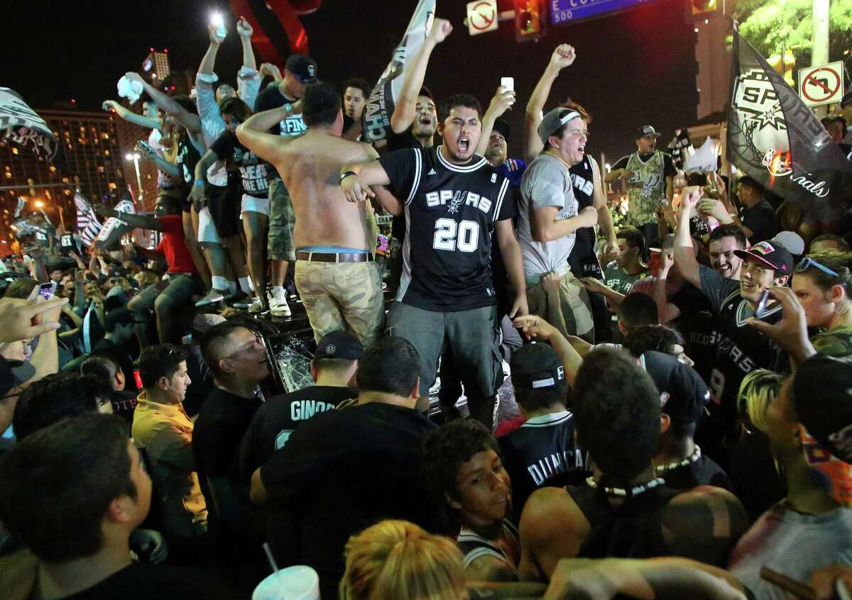 Spurs fans watch Game 5, celebrate win around S.A.