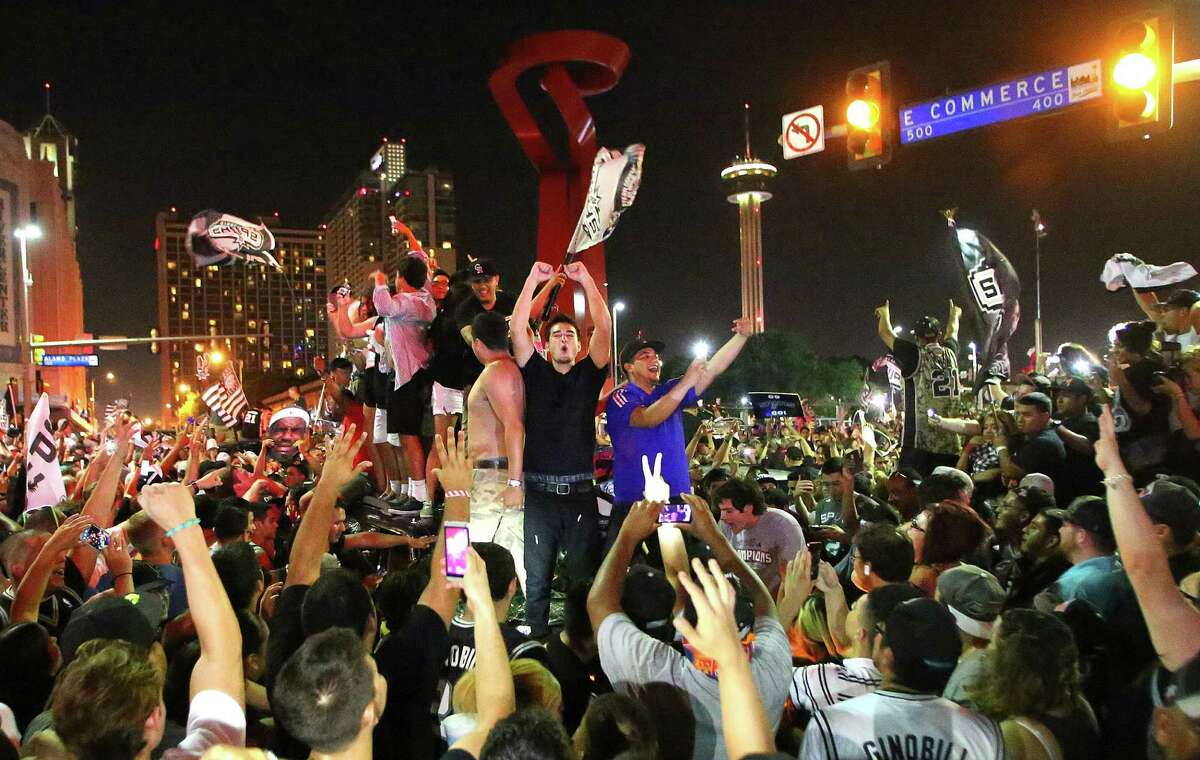 Spurs fans watch Game 5, celebrate win around S.A.