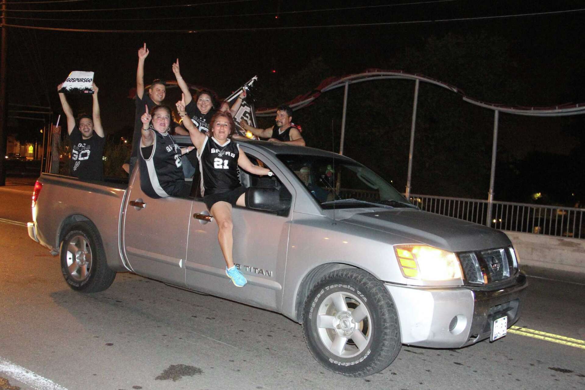 Spurs' fans flock downtown in celebration
