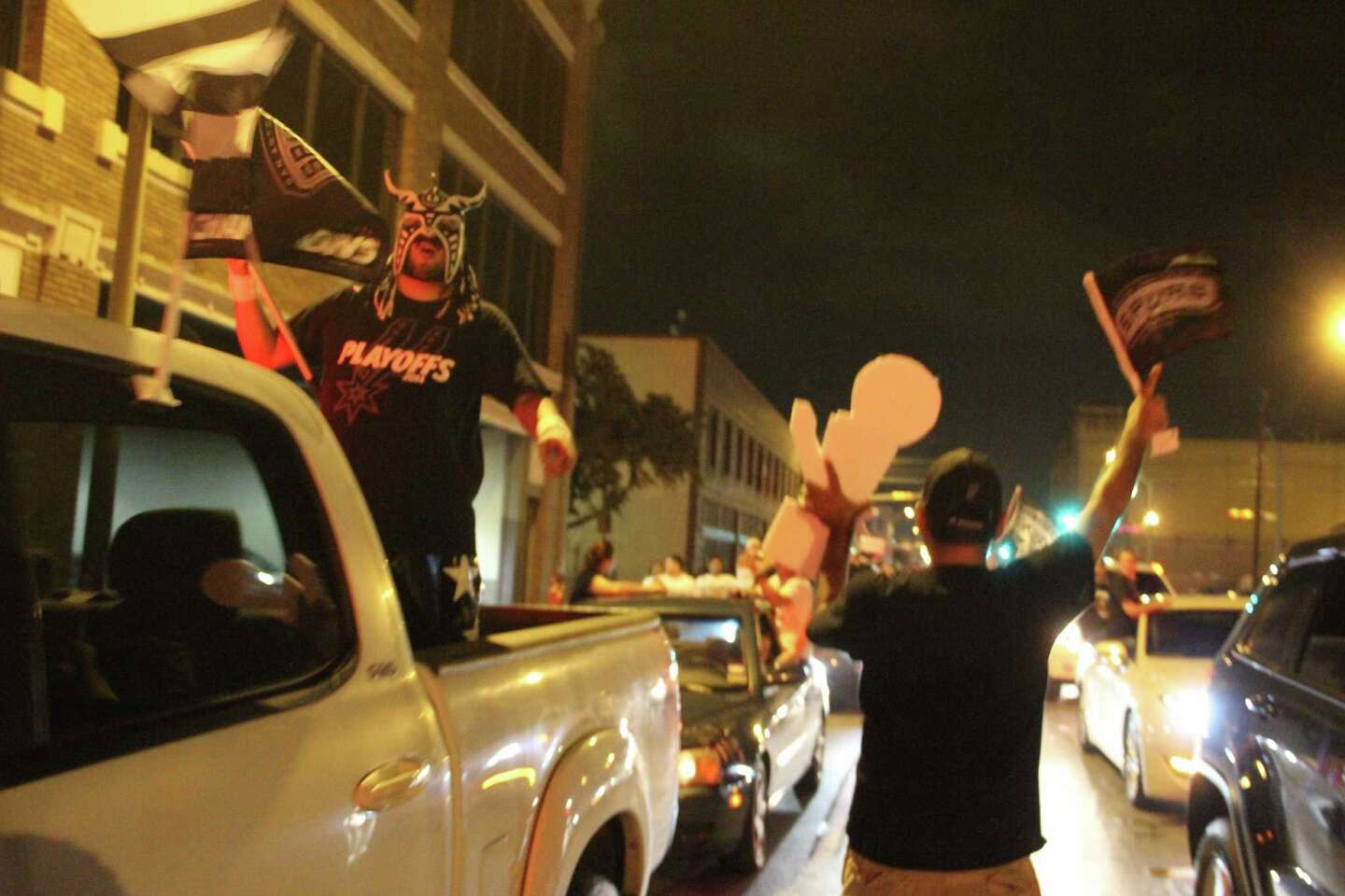 Spurs' fans flock downtown in celebration