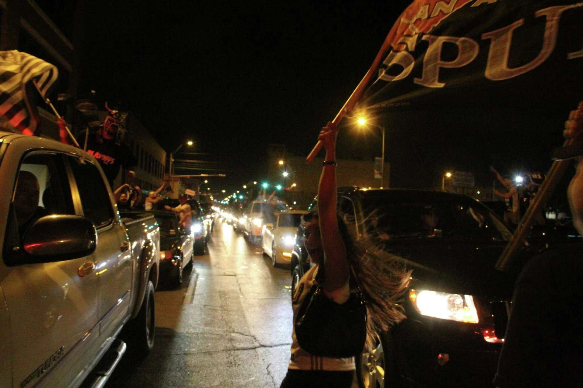 Spurs' fans flock downtown in celebration