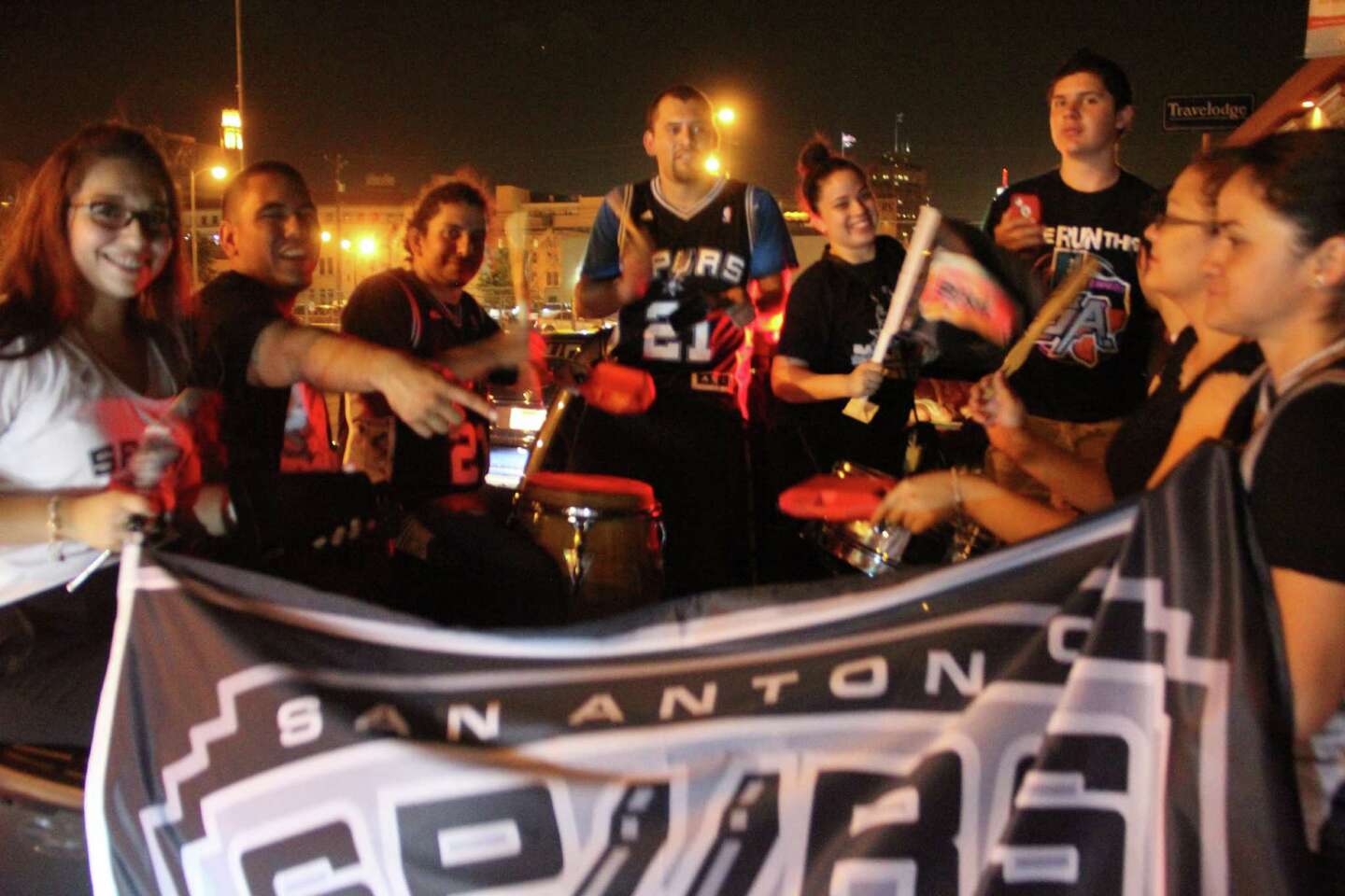 Spurs' fans flock downtown in celebration