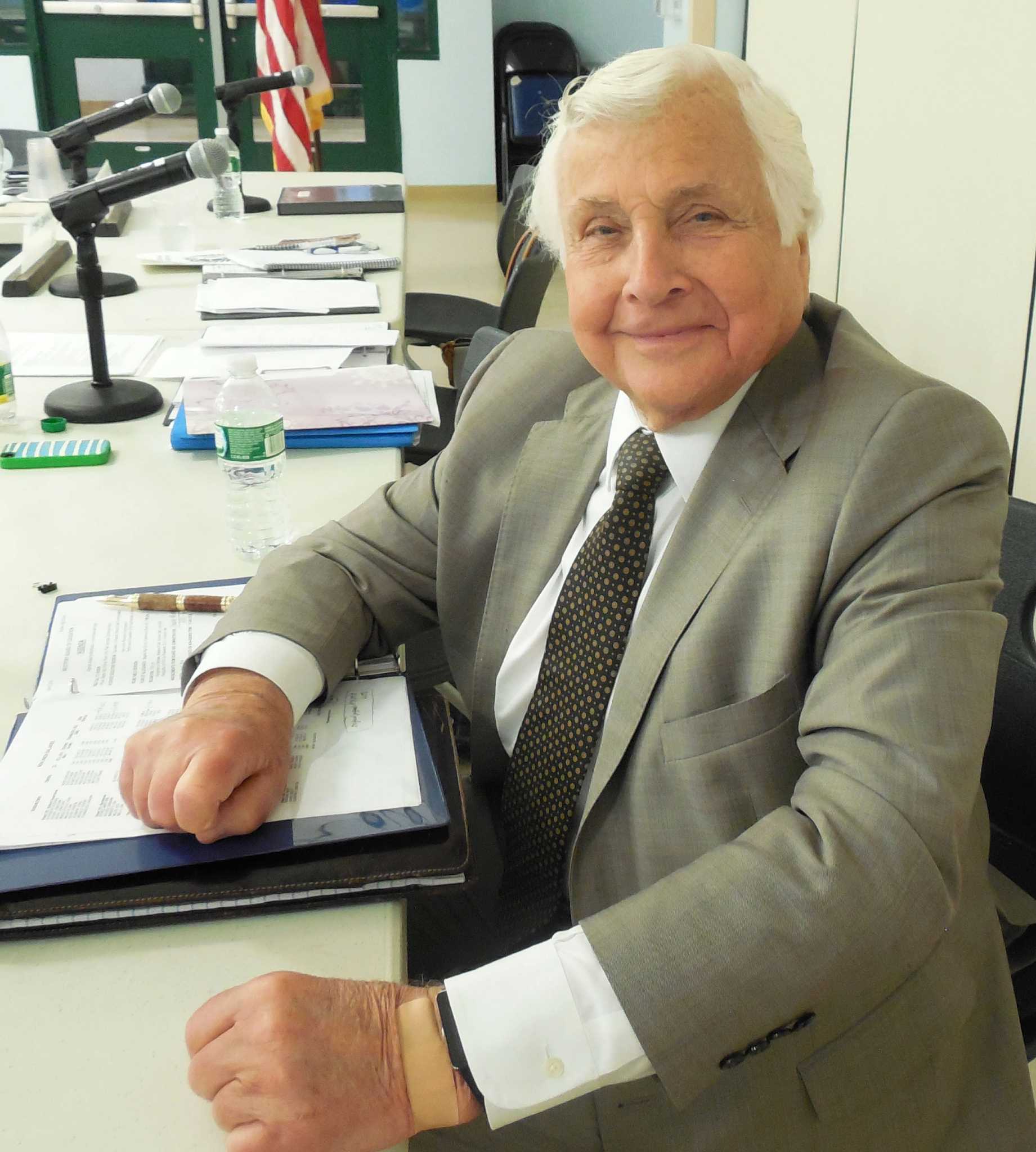 School board opts to give Landon no pay raise -- salary stays at nearly ...