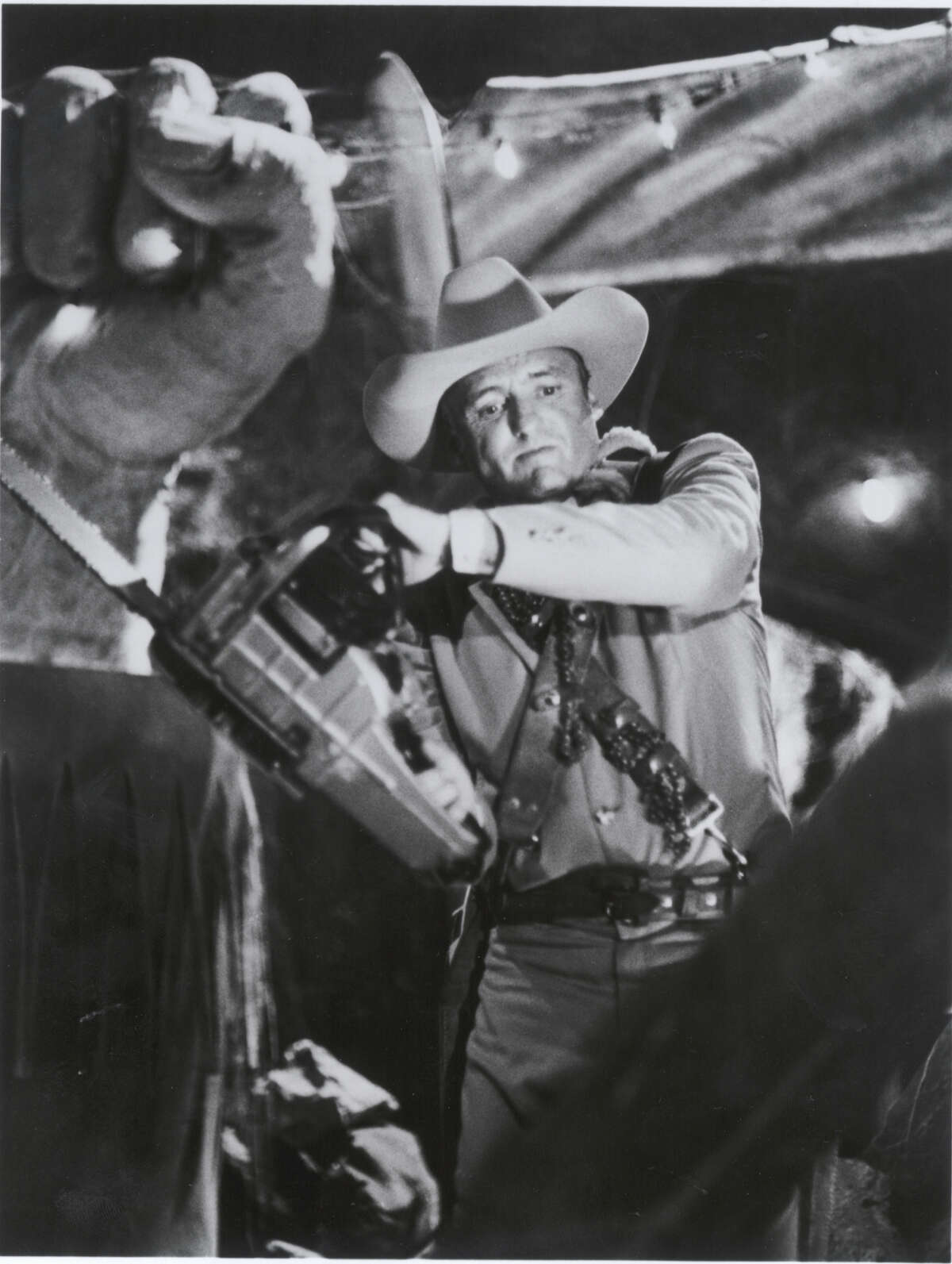 Iconic 'Texas Chain Saw Massacre' returns to theaters tonight