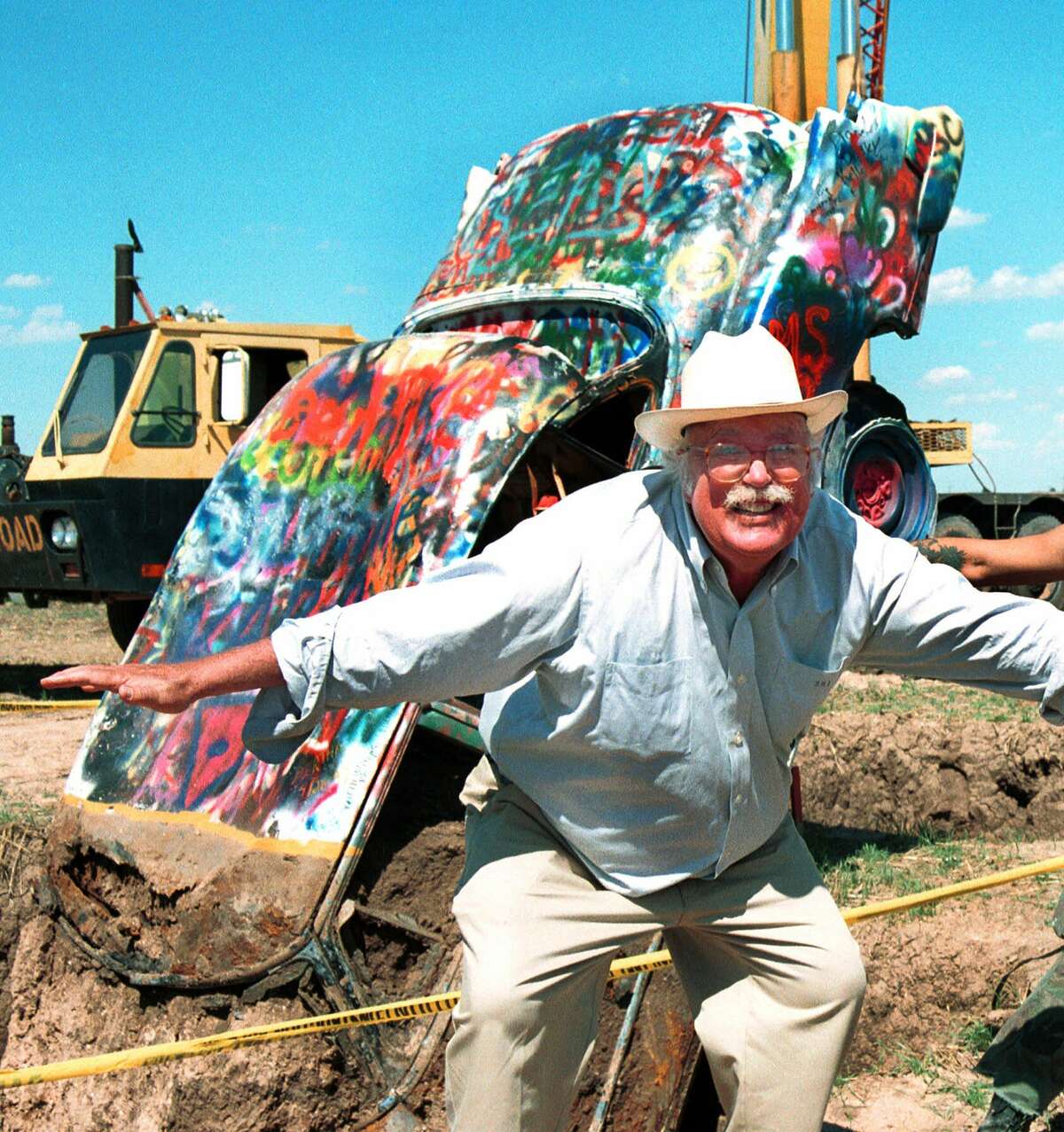 Amid molestation charges, eccentric Texas millionaire artist dies