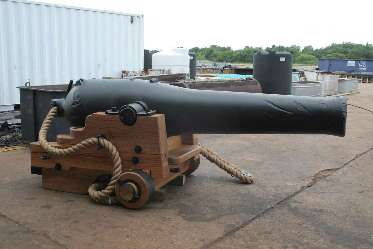 Huge cannon from Civil War ship finds home in Texas City ...