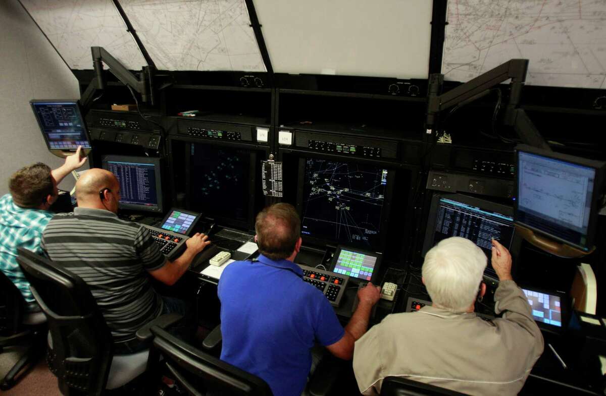 High-tech flying aims to cut fuel costs, pollution