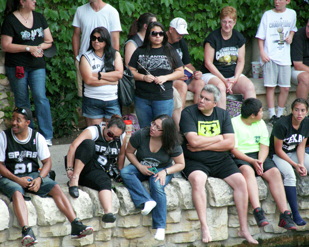 mySpy: Spurs fans party during victory parade