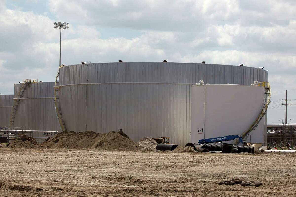 Investors like Kinder Morgan move