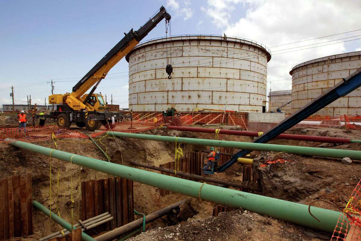 Investors like Kinder Morgan move