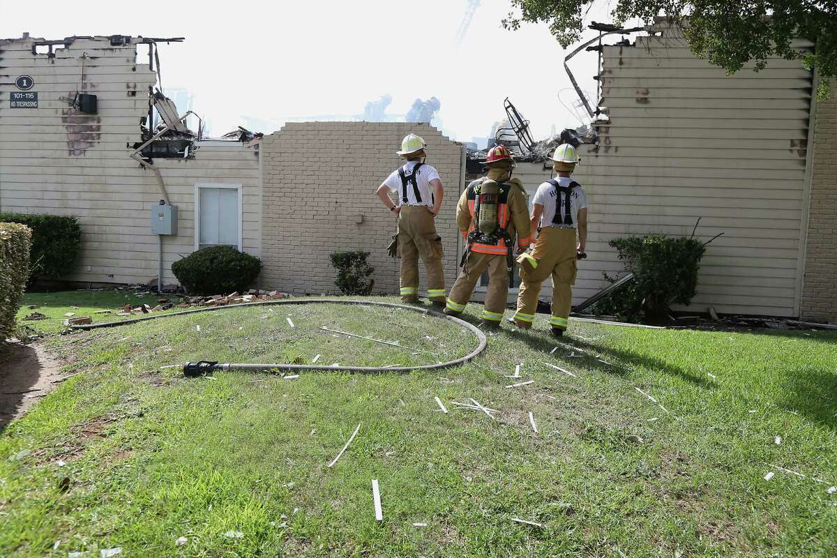 1 dead in explosion that demolished northwest Houston apartment complex