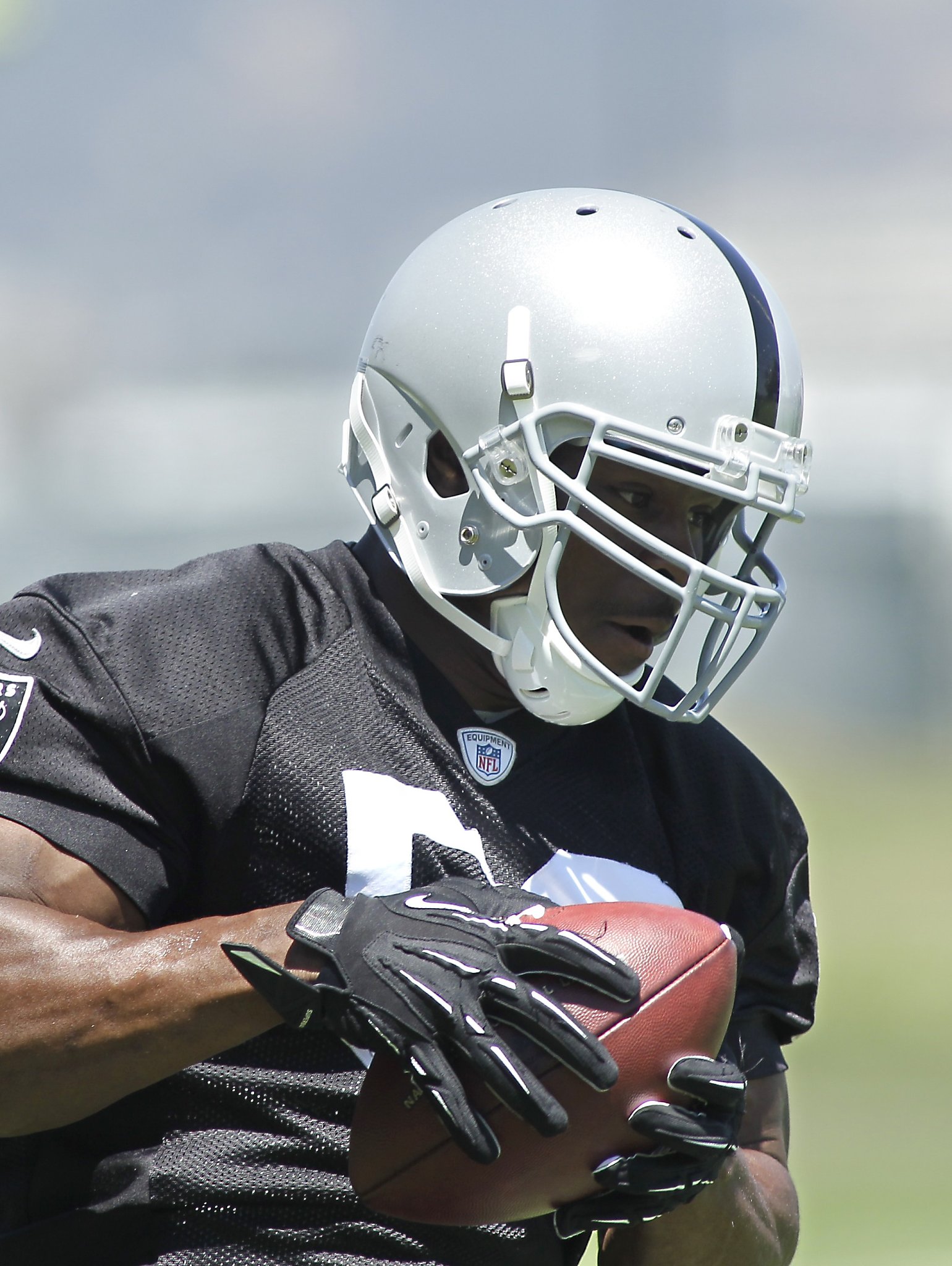 Raiders' rookie linebacker Mack impresses with athleticism